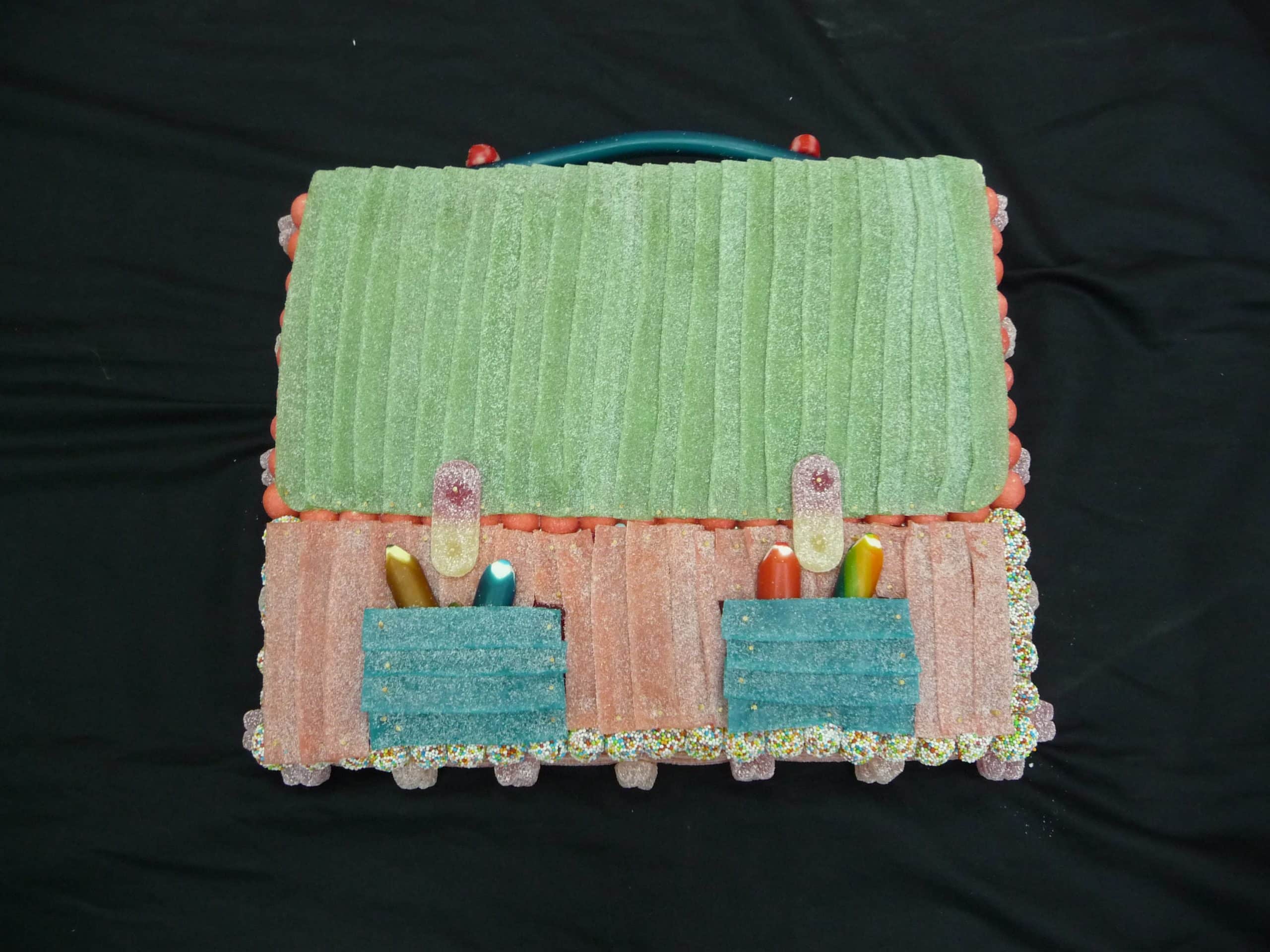 Gâteau de bonbons cartable rentrée des classes - Boule de gomme